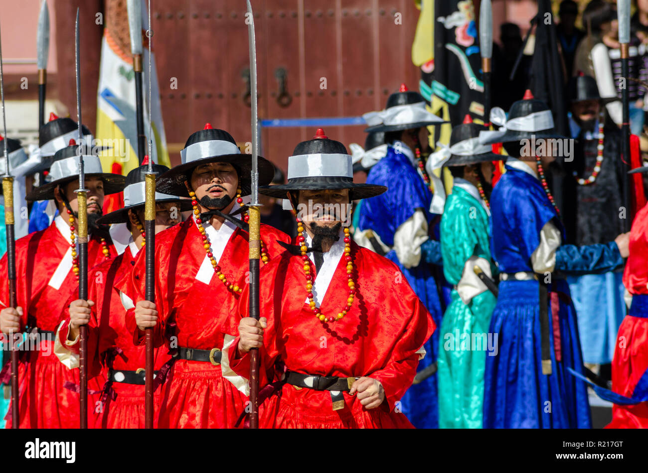 'Changing of the guard reenactment' at Gyeongbokgung Palace in Seoul ...