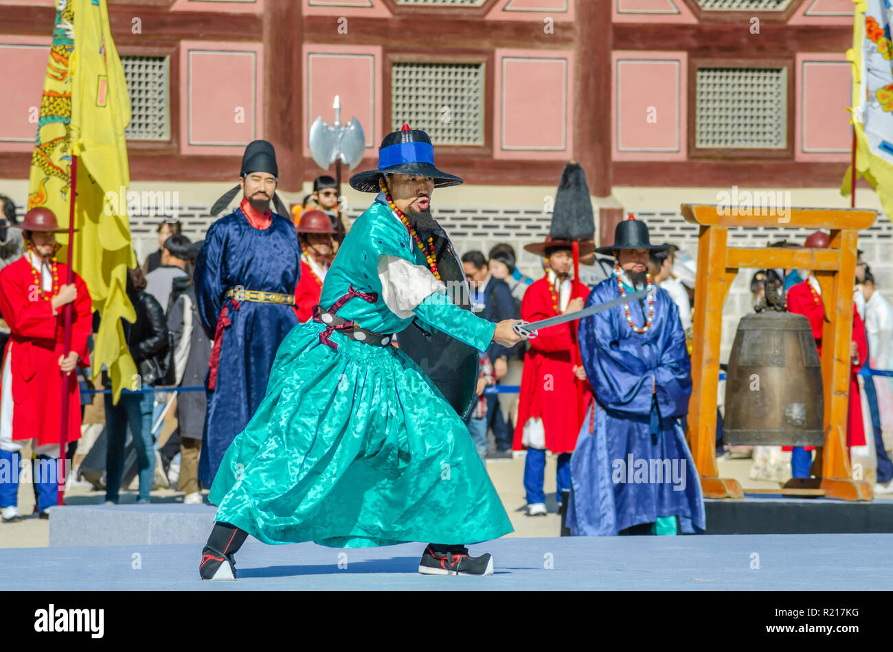 'Changing of the guard reenactment' at Gyeongbokgung Palace in Seoul ...