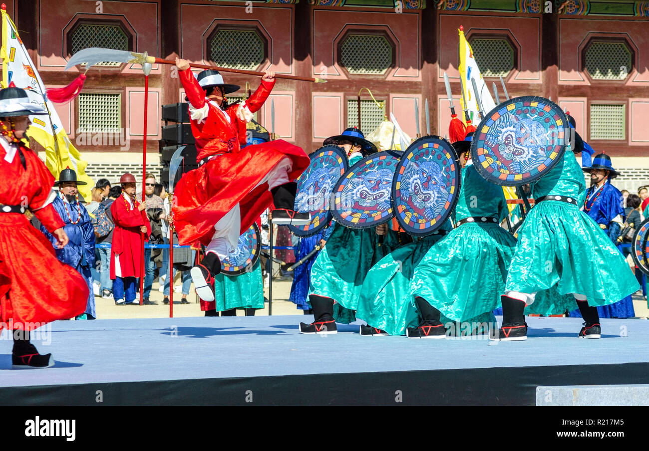 'Changing of the guard reenactment' at Gyeongbokgung Palace in Seoul ...
