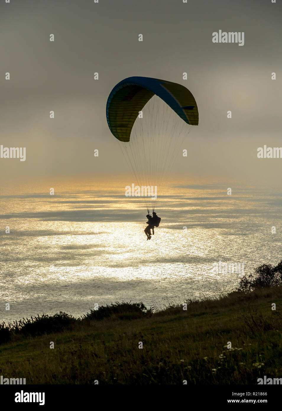 Cliff edge para gliding hi-res stock photography and images - Alamy