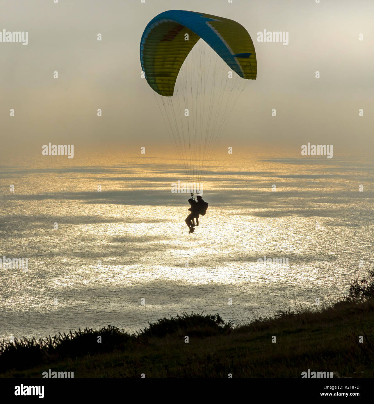 Cliff edge para gliding hi-res stock photography and images - Alamy