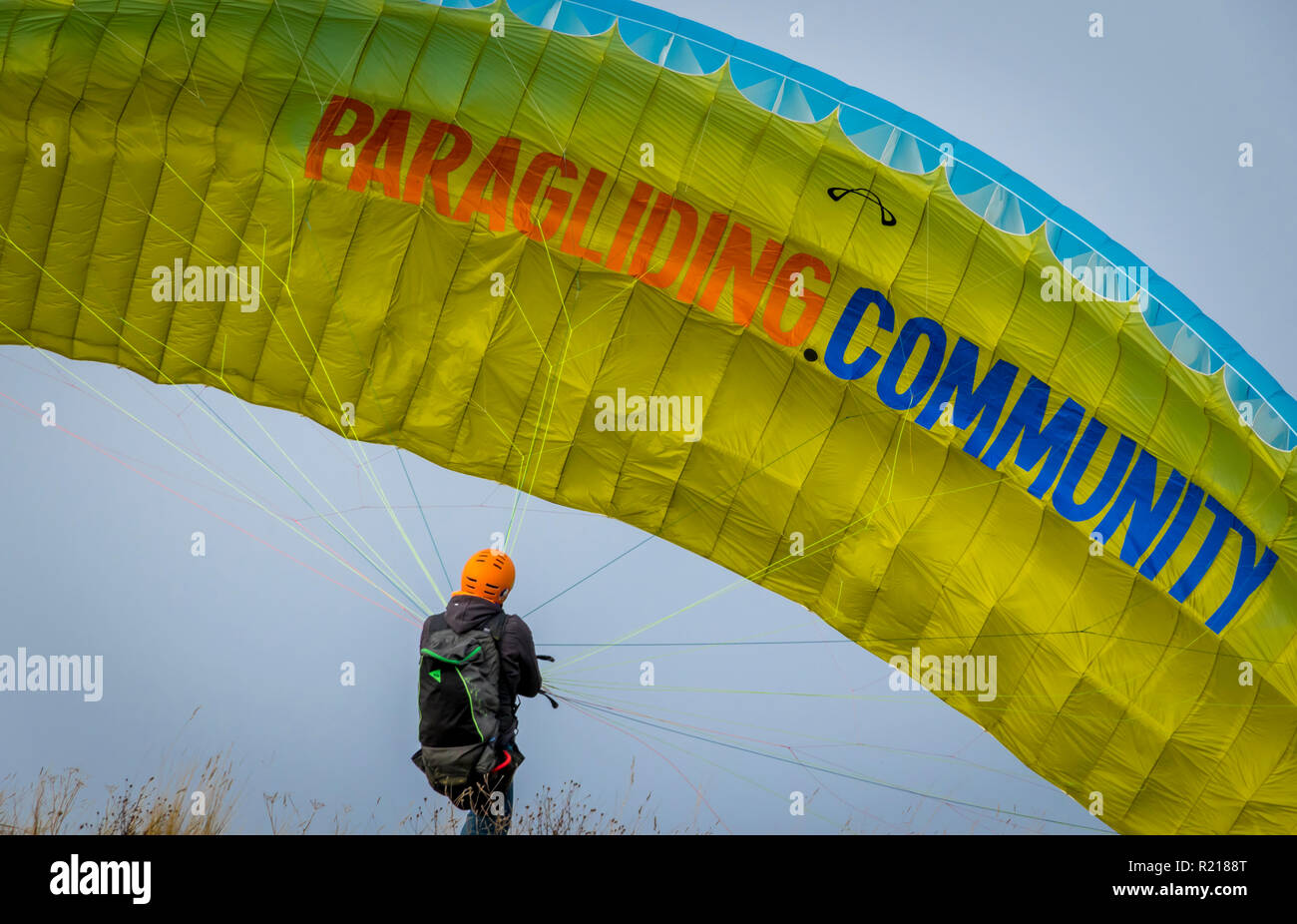 Cliff edge para gliding hi-res stock photography and images - Alamy