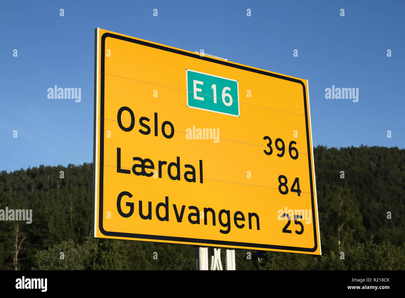 Major road destination sign hi-res stock photography and images - Alamy