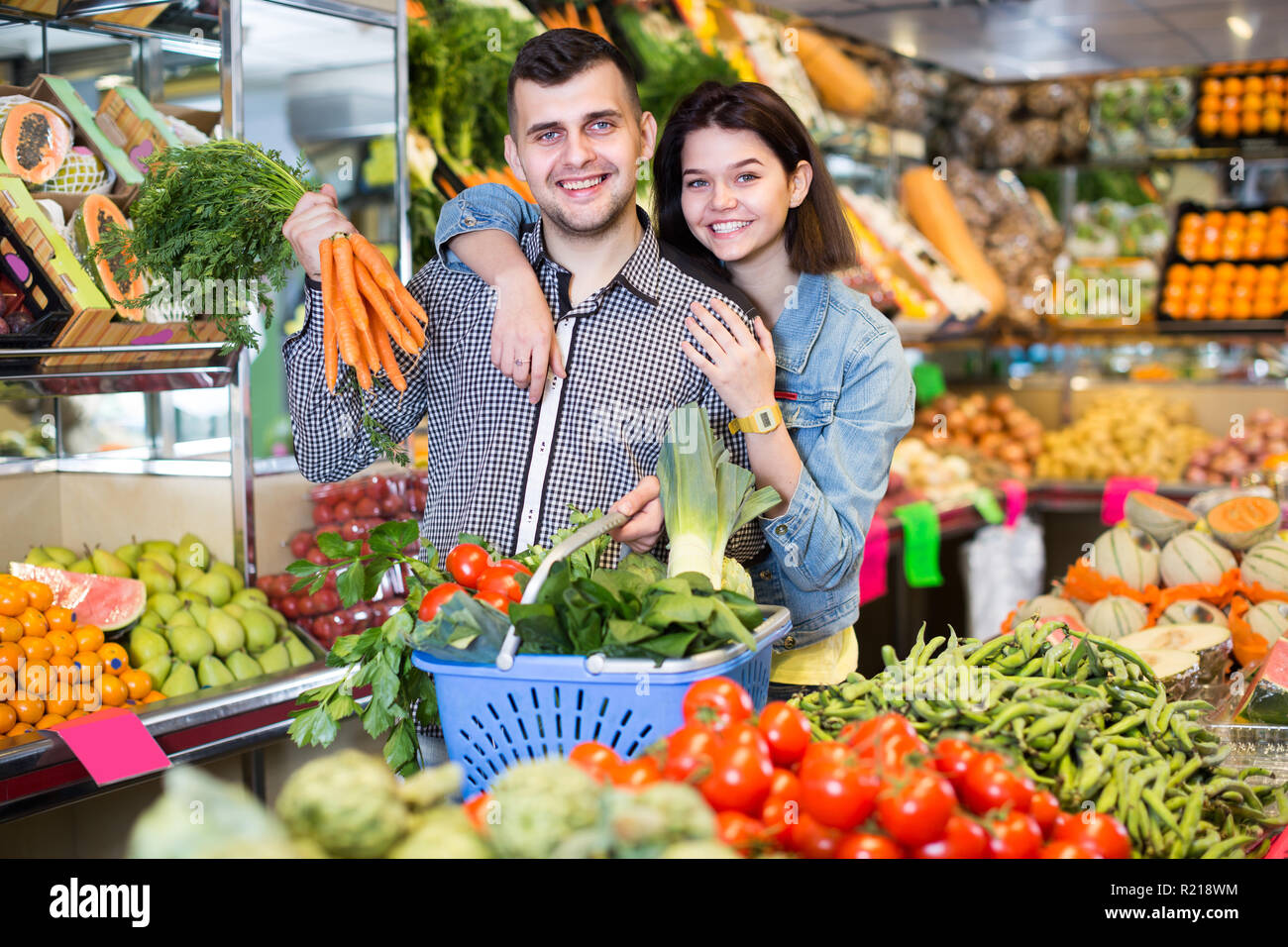Couple are deciding on vegetables in grocery shop Stock Photo - Alamy