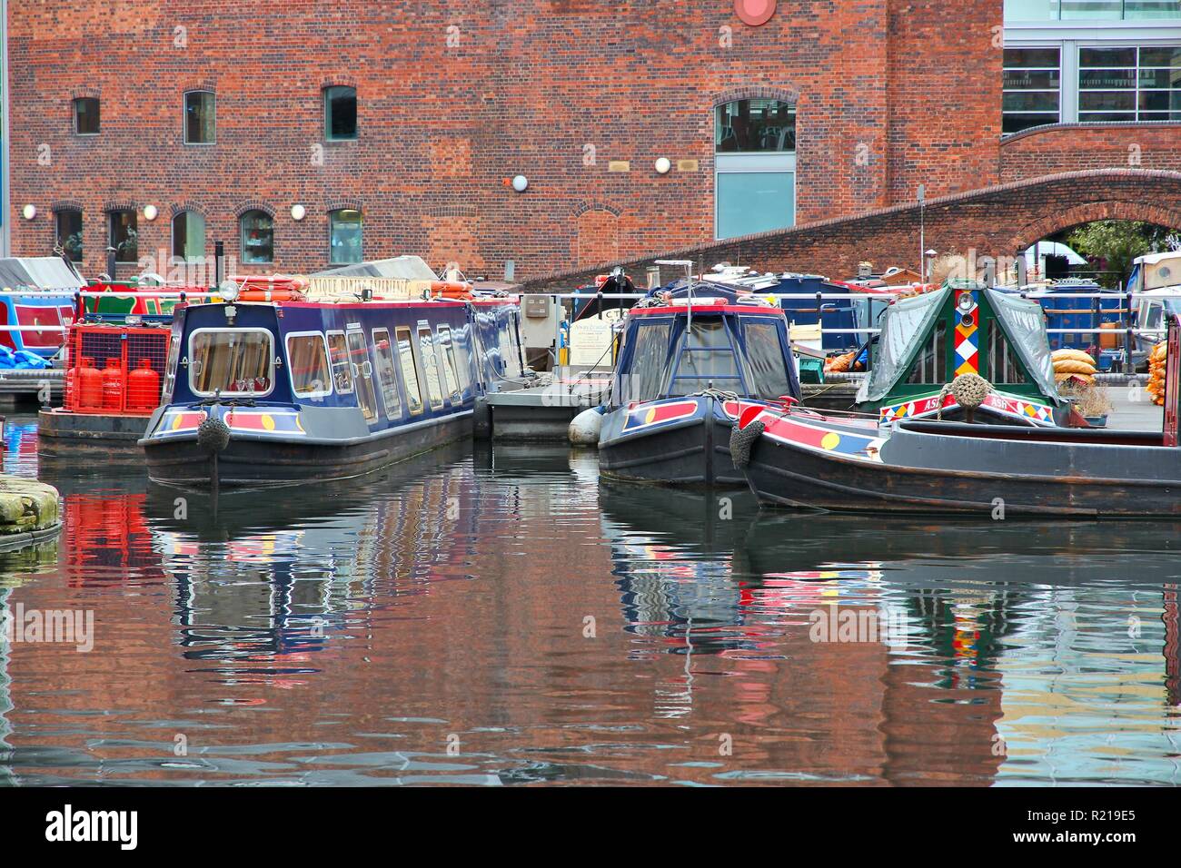 British waterways brick building hi-res stock photography and images ...