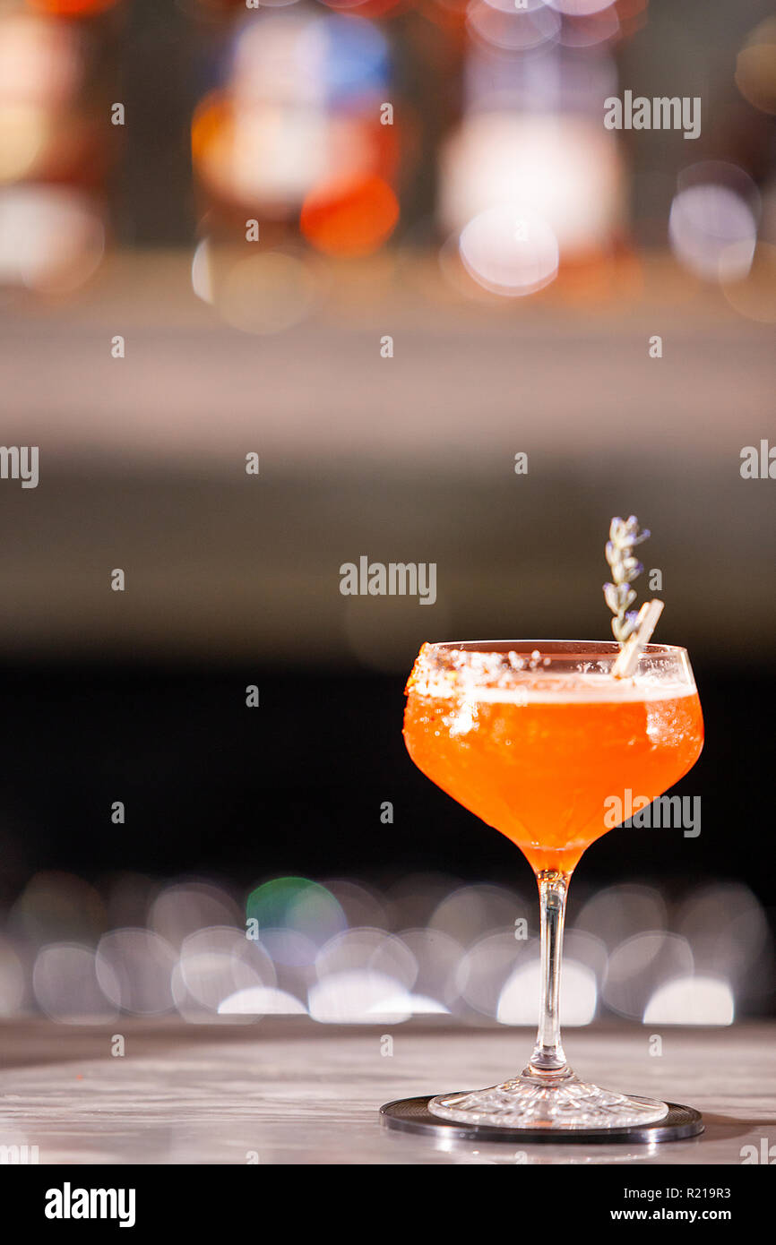 Cocktail on lounge bar counter. Relaxation drink Stock Photo - Alamy