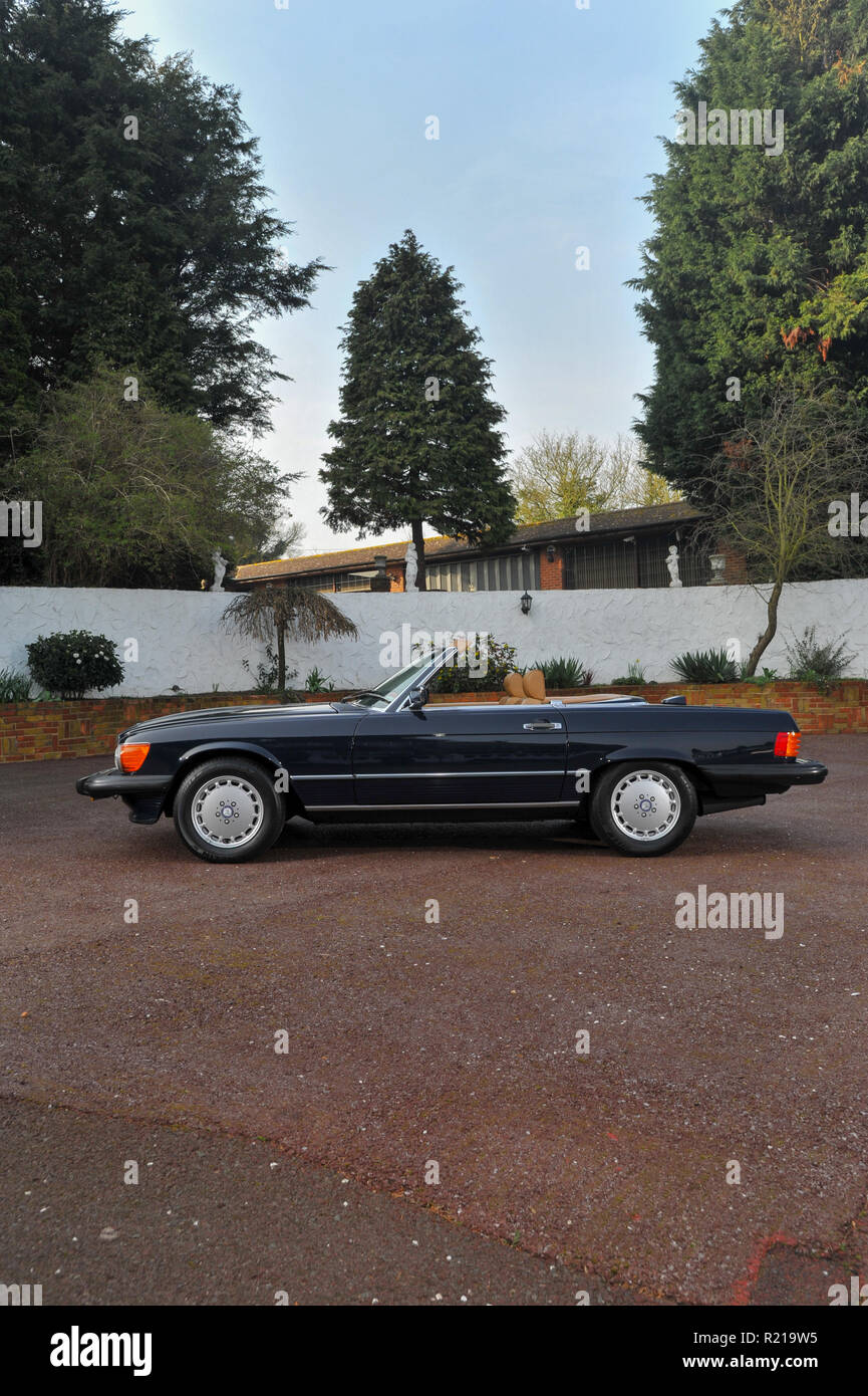 Mercedes benz 560 sl hi-res stock photography and images - Alamy