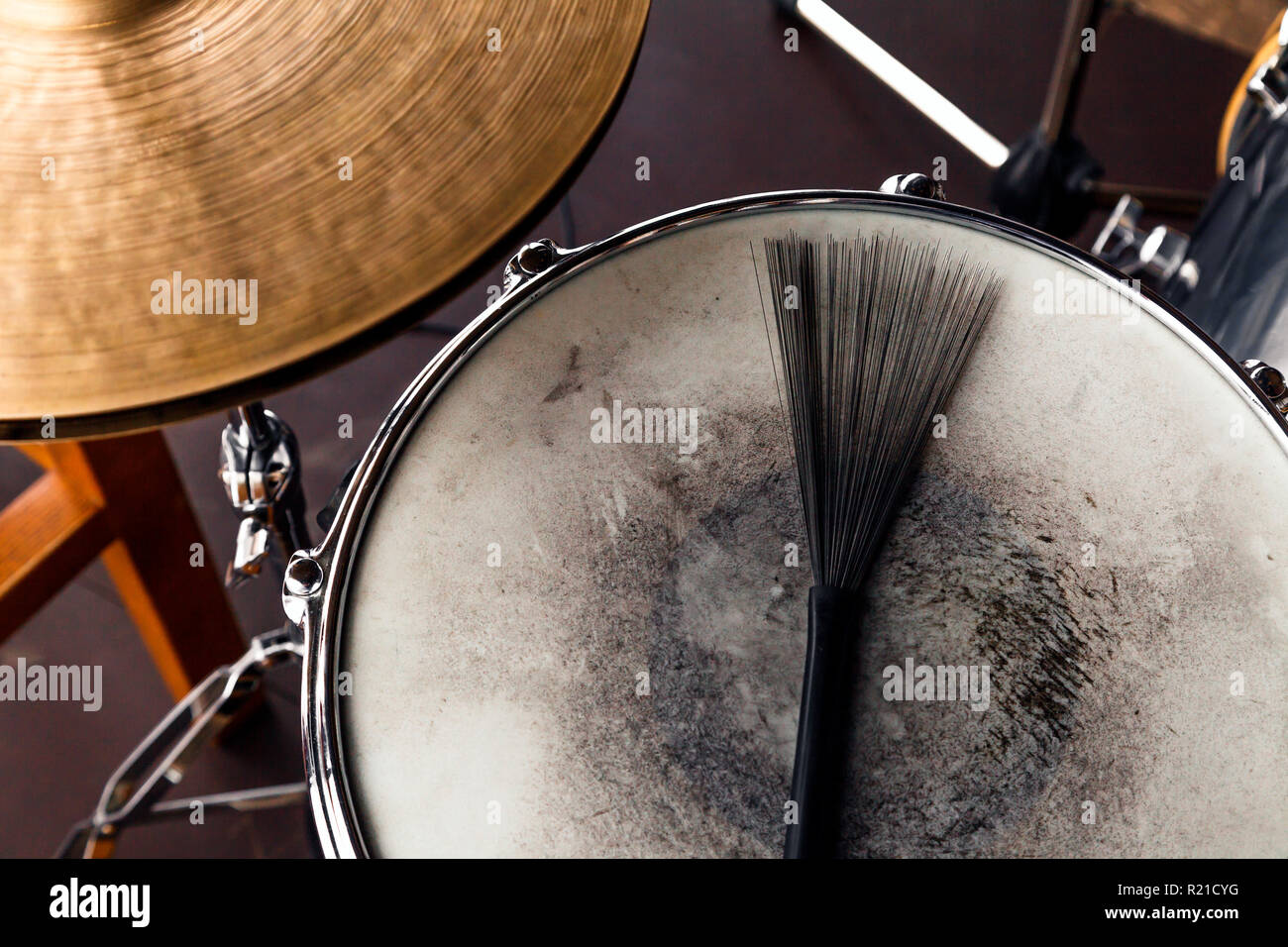 Snare drum brush hi-res stock photography and images - Alamy