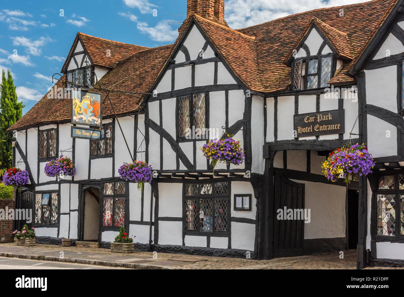 The timber-framed Kings Arms Hotel in Old Amersham, Buckinghamshire ...