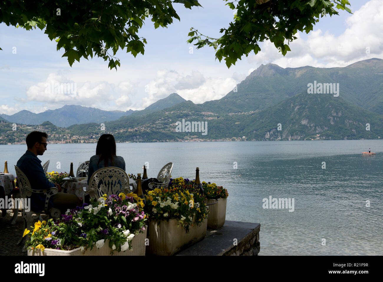 Lakeside dining hi-res stock photography and images - Alamy