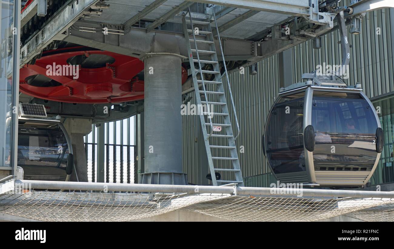 modern cable car on porto douro river Stock Photo - Alamy