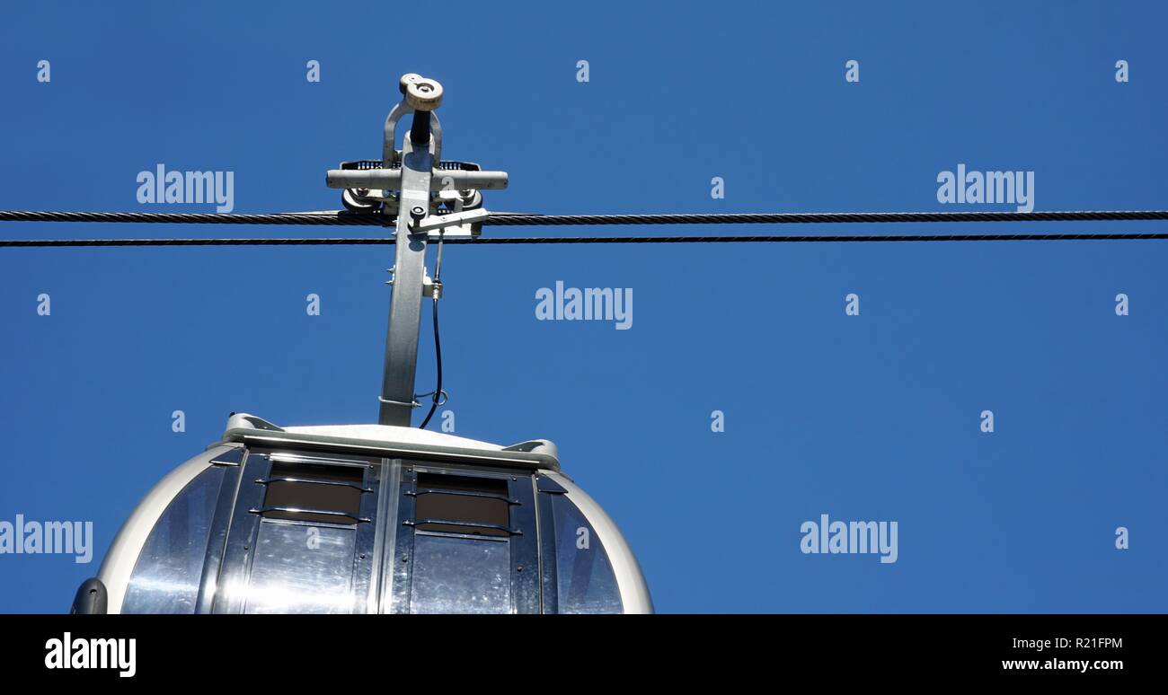 modern cable car on porto douro river Stock Photo - Alamy