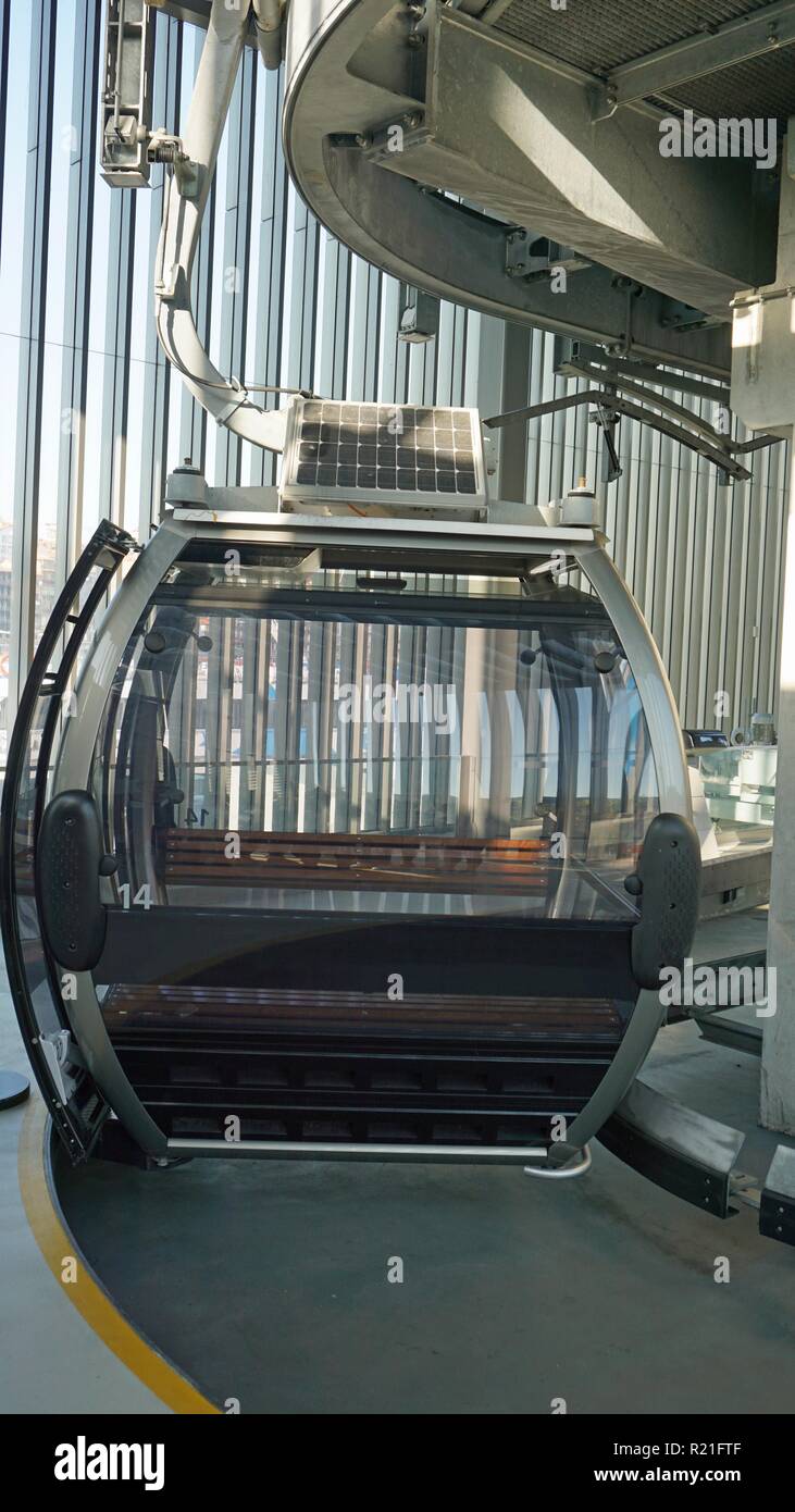 modern cable car on porto douro river Stock Photo - Alamy