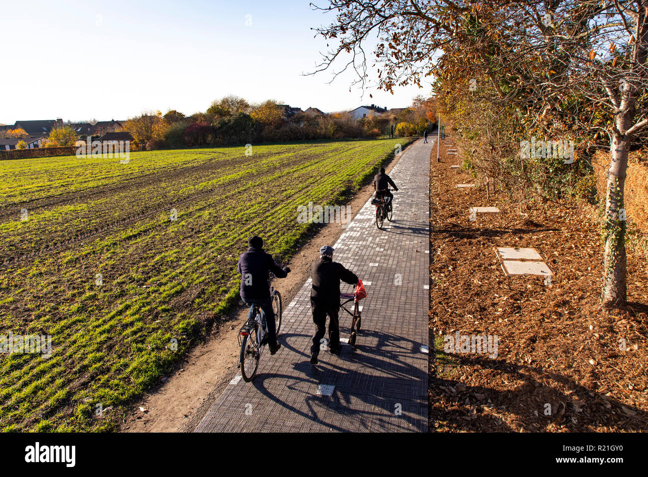 First solar cycle path in Germany, in Erftstadt, a 90 meter long test ...