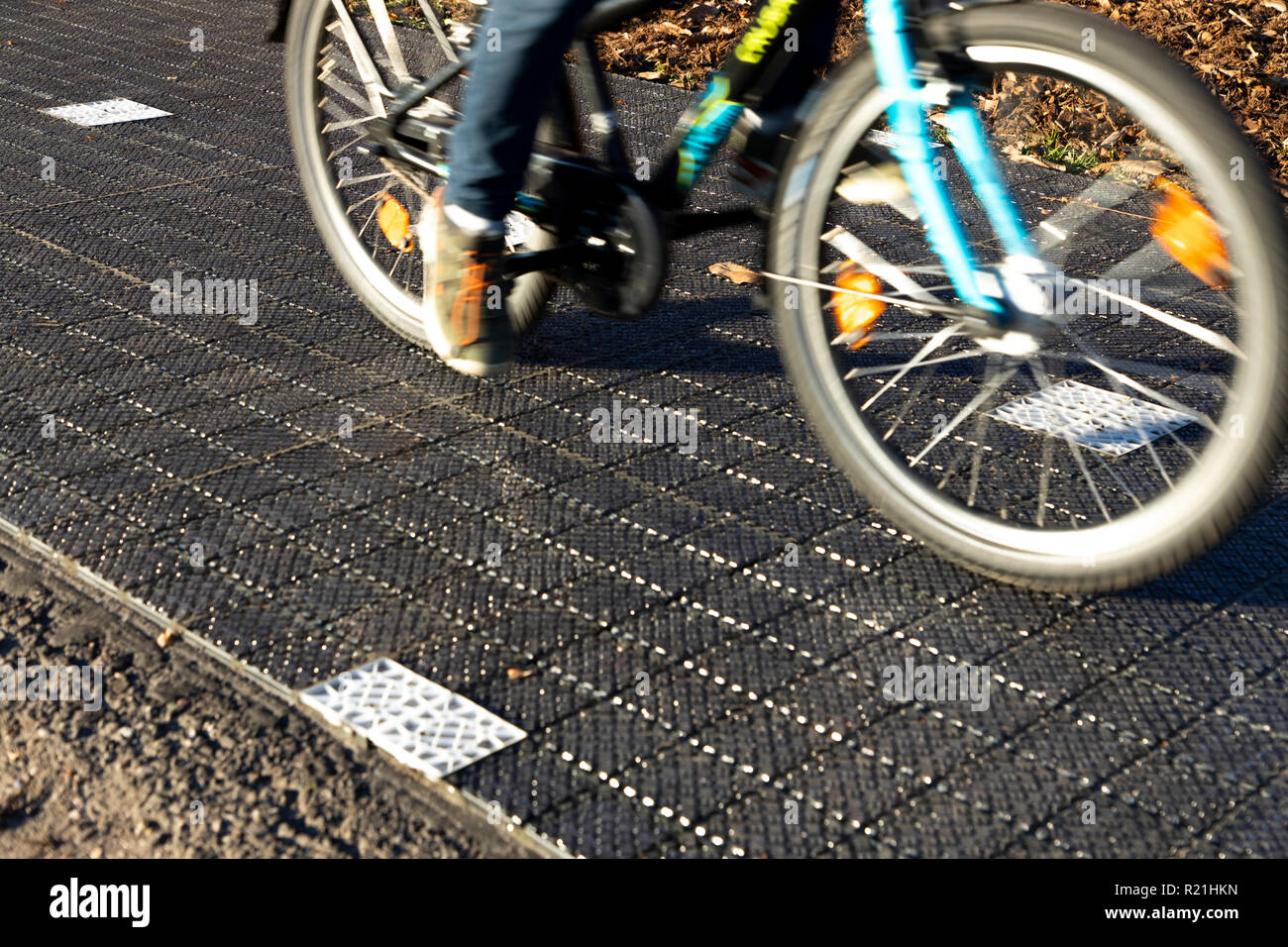 First solar cycle path in Germany, in Erftstadt, a 90 meter long test ...