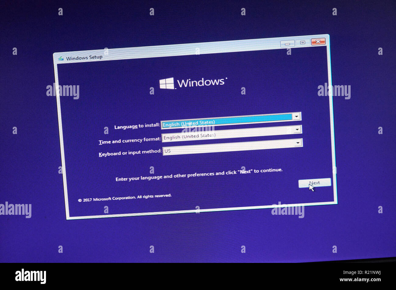 Windows 10 operating system logo hi-res stock photography and images ...