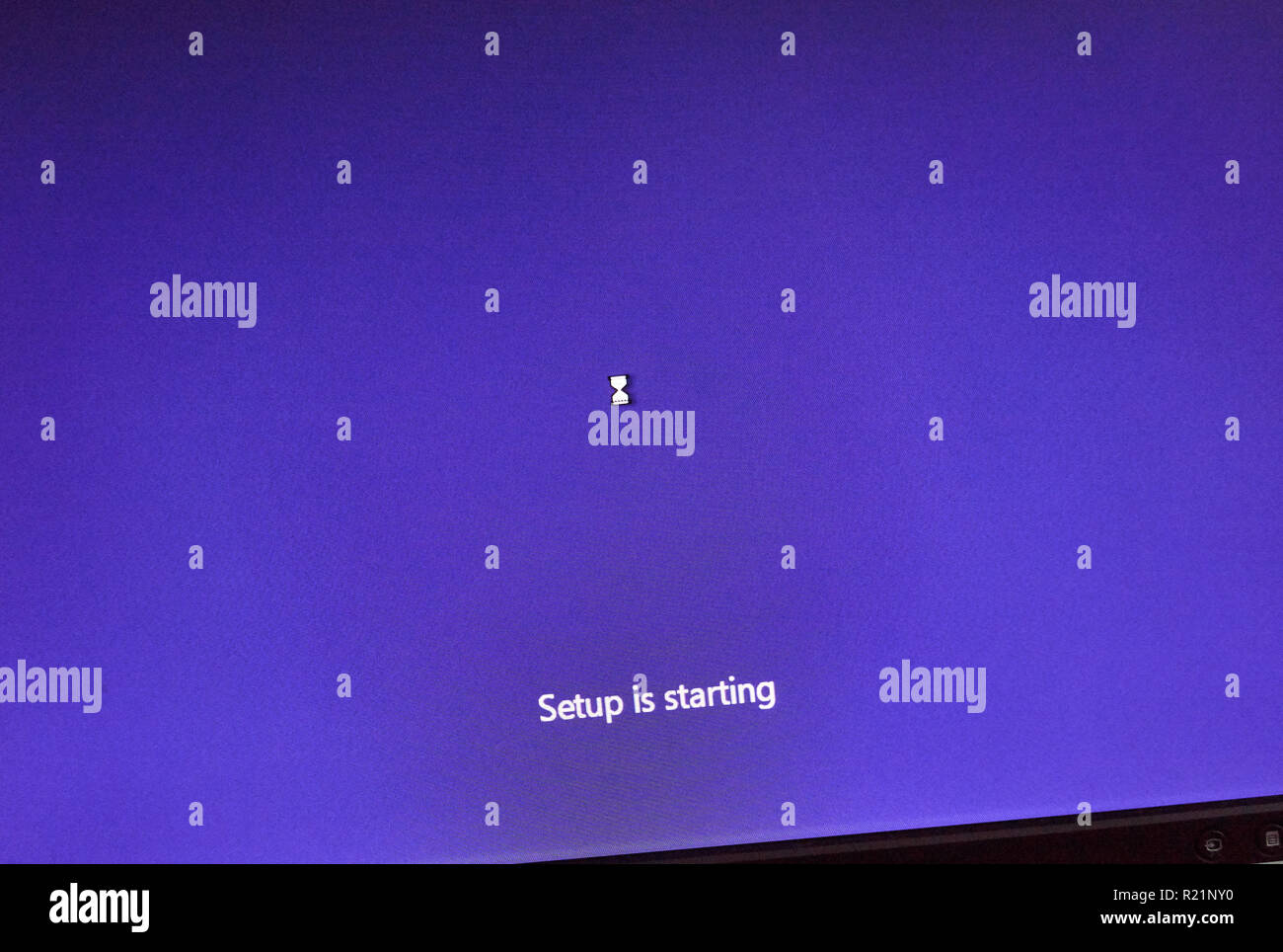 Windows 10 operating system logo hi-res stock photography and images ...