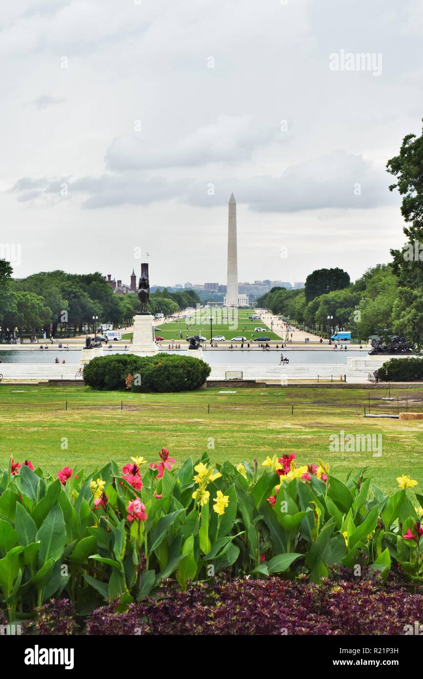 Lincoln Memorial Reflecting Pool and Washington Monument Stock Photo ...