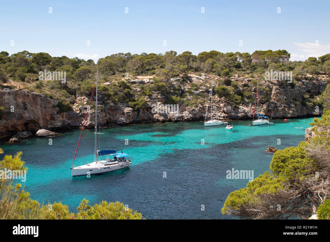 Top view tourist sailing boats hi-res stock photography and images - Alamy