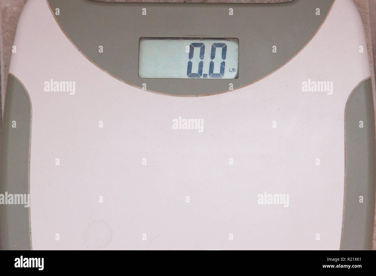 A bathroom scale showing the number 0 or no weight Stock Photo - Alamy
