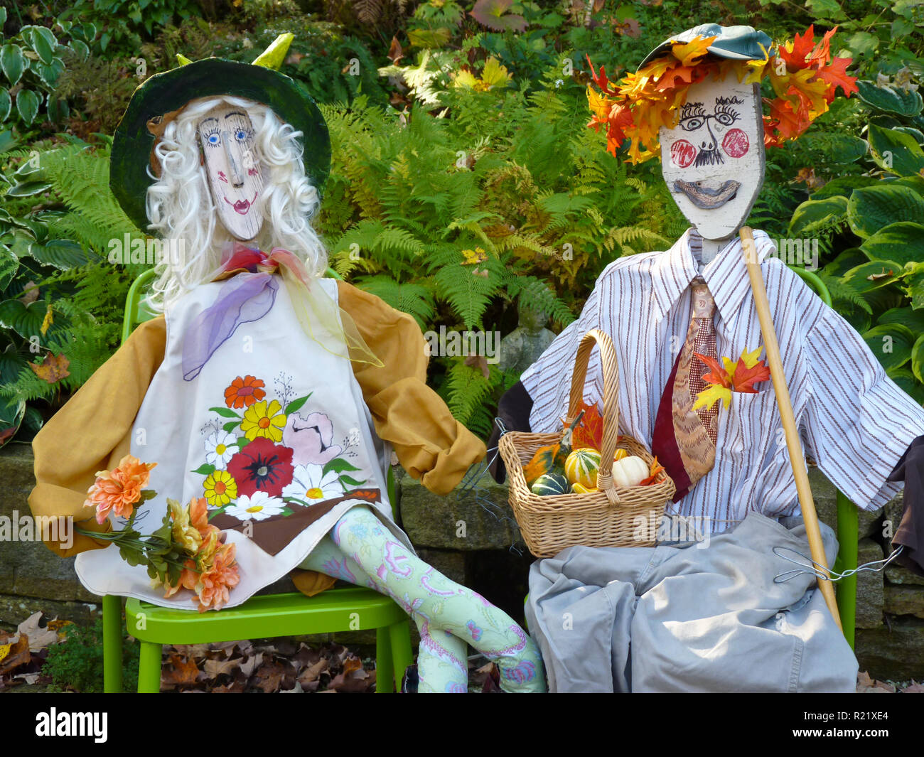 Two scarecrows hi-res stock photography and images - Alamy