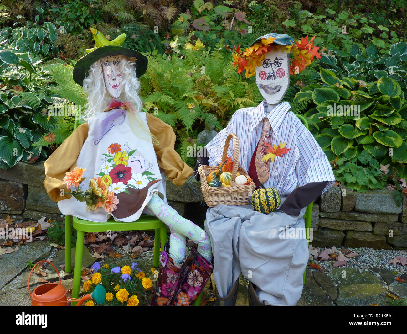 Two scarecrows hi-res stock photography and images - Alamy