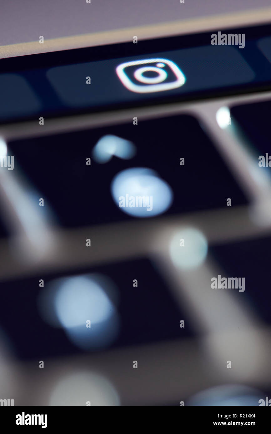 Instagram logo and black hi-res stock photography and images - Alamy