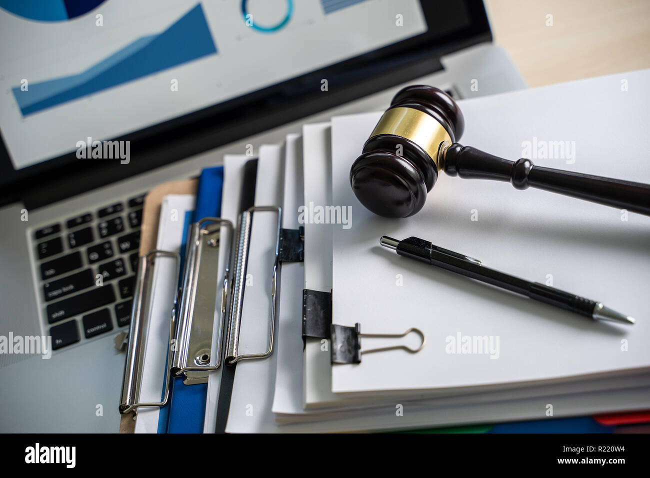 Tribunal desk hi-res stock photography and images - Alamy