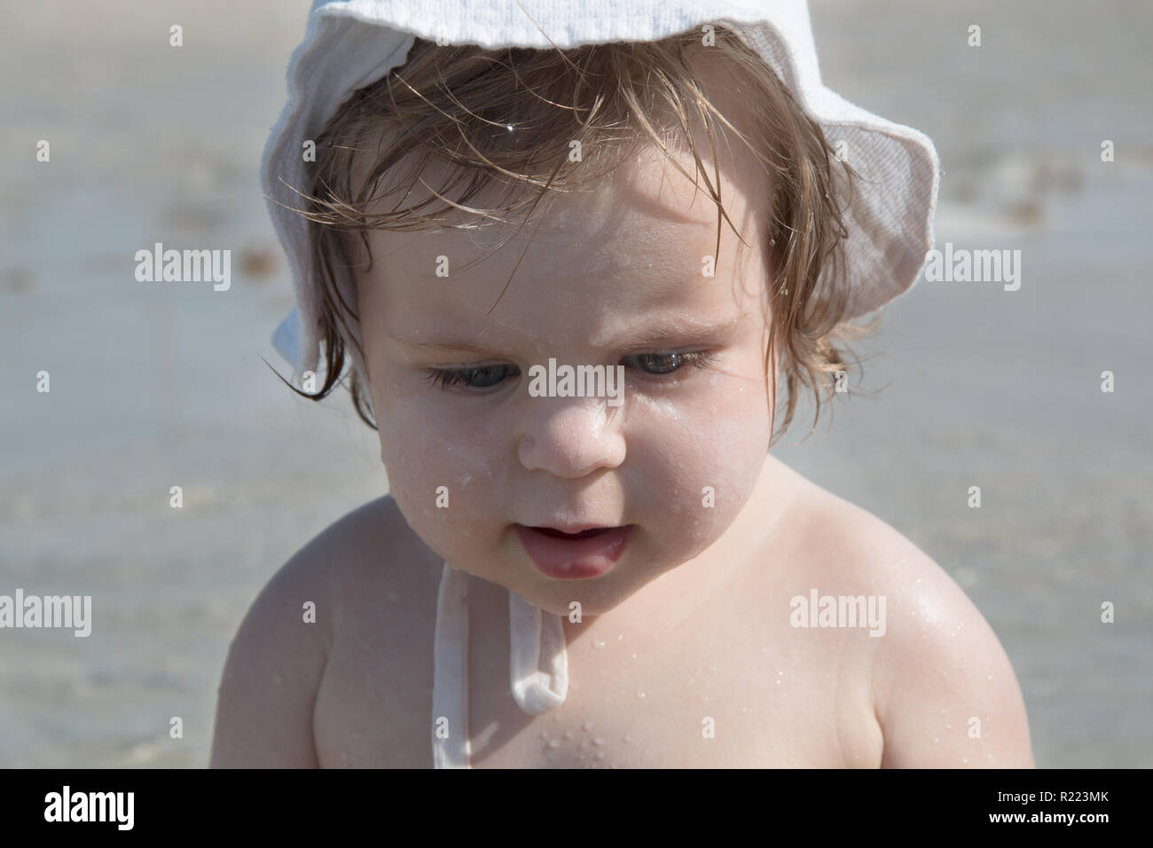 Applying sunscreen on kid hi-res stock photography and images - Alamy