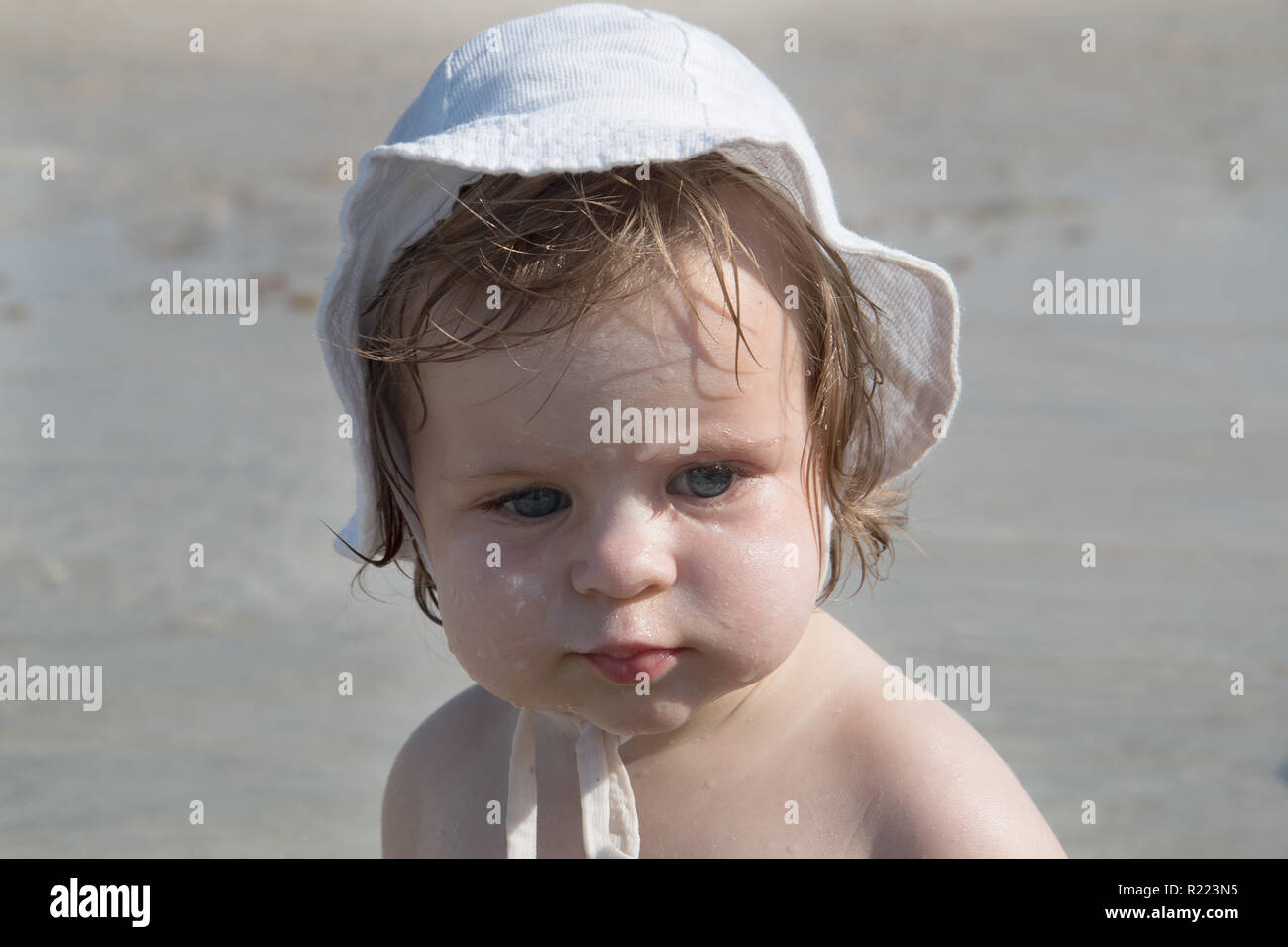 Applying sunscreen on kid hi-res stock photography and images - Alamy