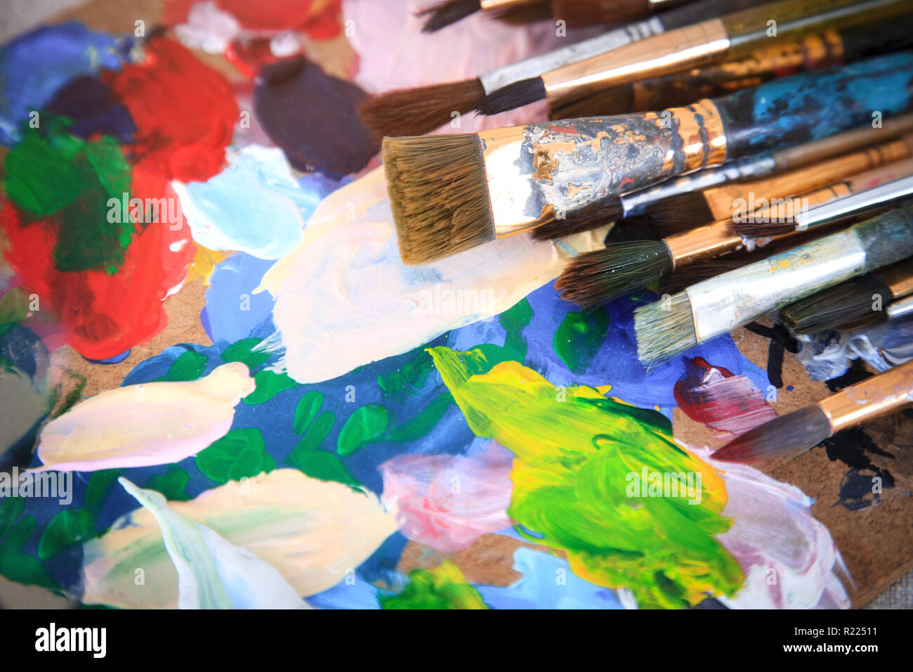 Old palette brushes paint artist hi-res stock photography and images ...