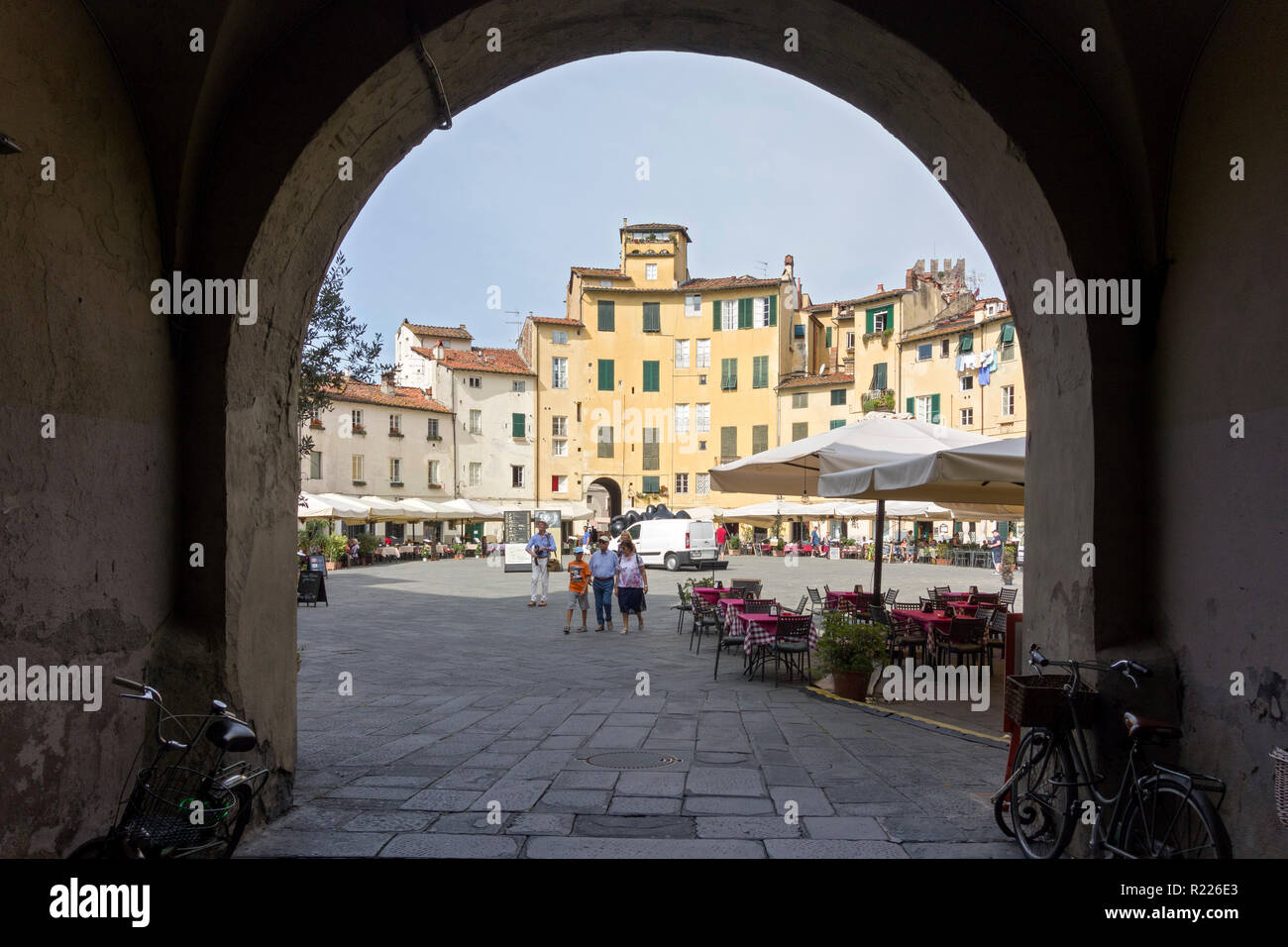 Lucca, Piazza dell'anfiteatro, Tuscany, italy Stock Photo - Alamy