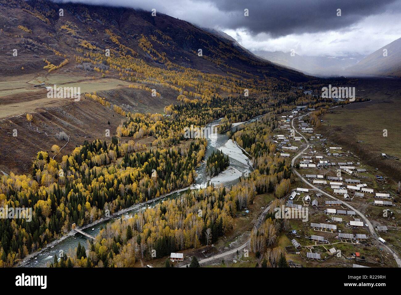 Xinjiang, Xinjiang, China. 15th Nov, 2018. Xinjiang, CHINA-Scenery of ...