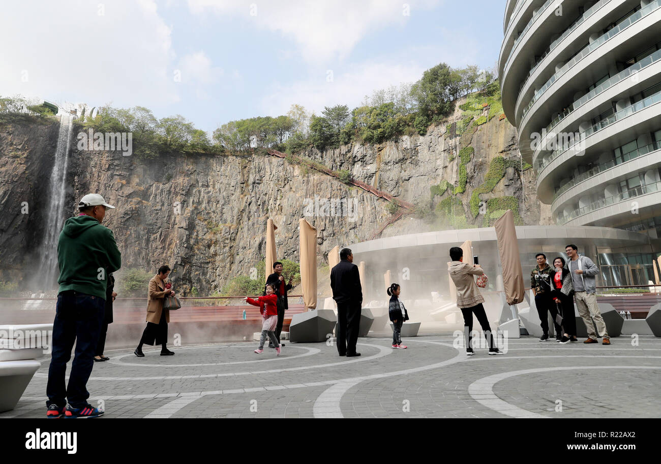 (181116) -- SHANGHAI, Nov. 16, 2018 (Xinhua) -- People visit the ...