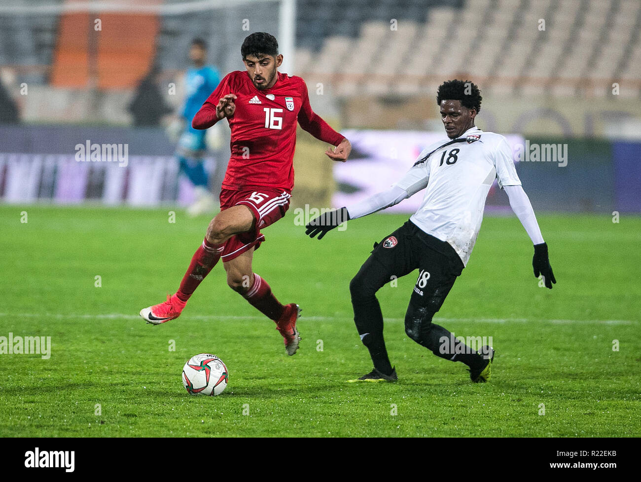 Tehran, Iran. 15th Nov, 2018. Mahdi Torabi (L) of Iran vies with ...