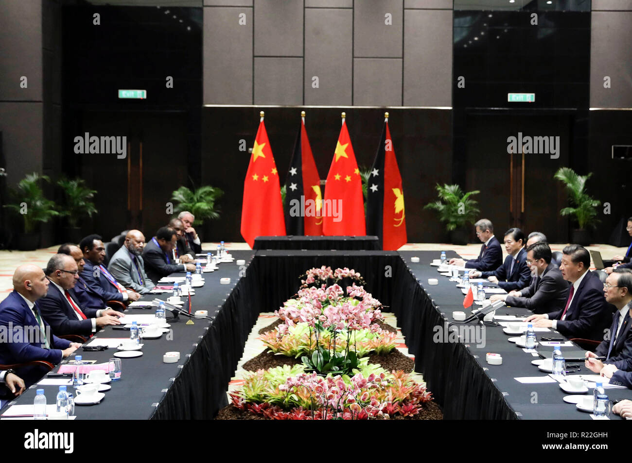 Port Moresby, PNG. 16th Nov, 2018. Chinese President Xi Jinping holds ...
