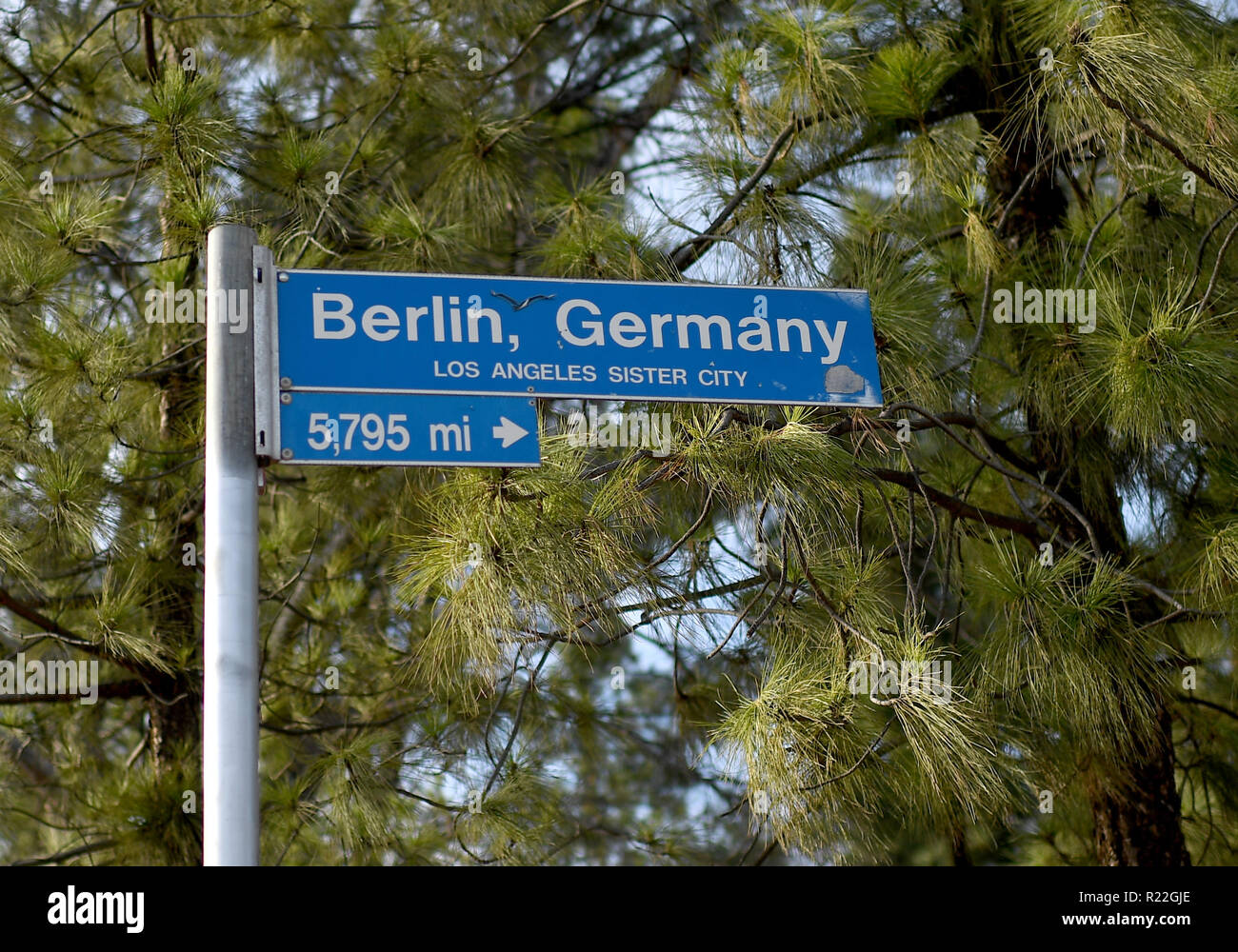 Los Angeles, USA. 05th Nov, 2018. A direction sign to Berlin in the ...