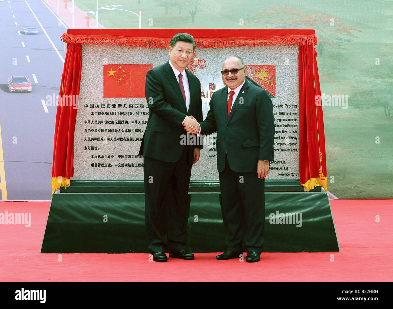 Port Moresby, PNG. 16th Nov, 2018. Chinese President Xi Jinping (L) and ...