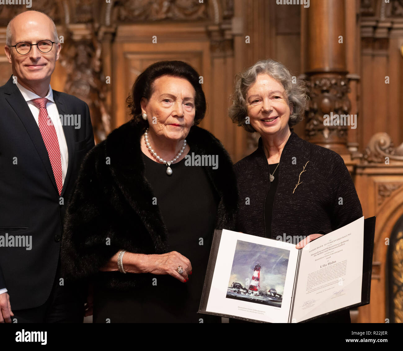 Hamburg, Germany. 16th Nov, 2018. The writer Ulla Hahn (r) and the ...