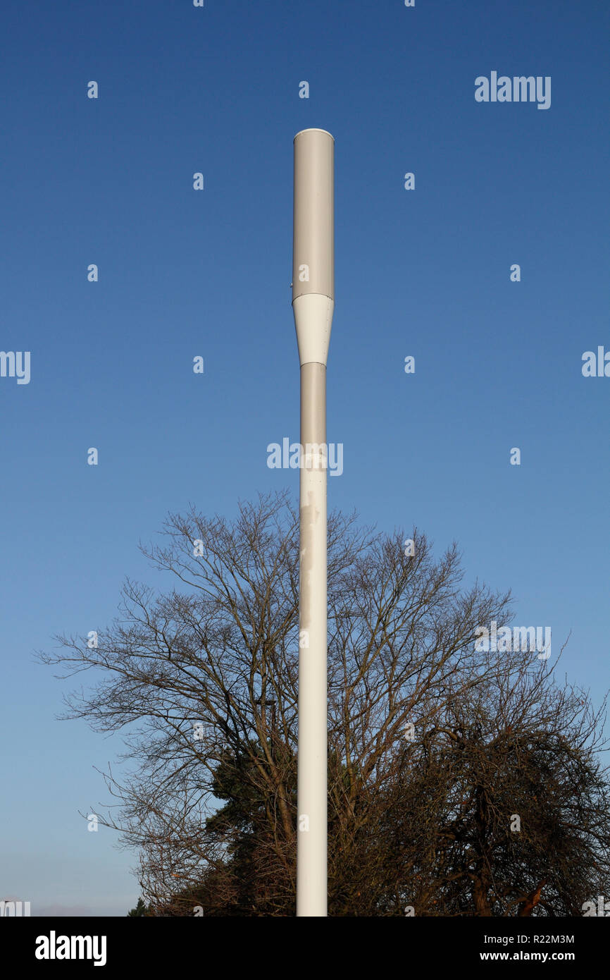 Telecommunications telephone transmitter tower hi-res stock photography ...