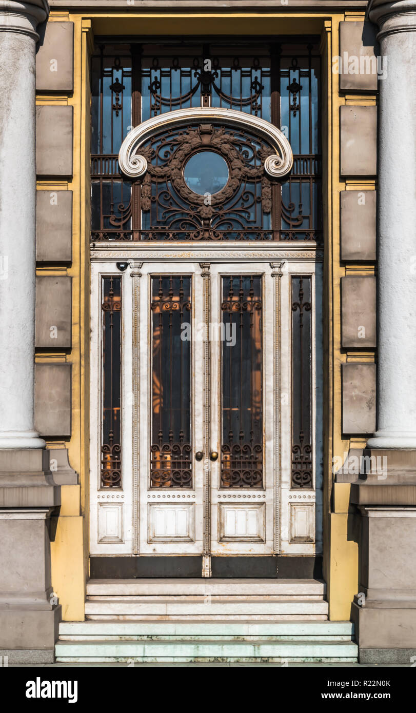 Approach front door hi-res stock photography and images - Alamy