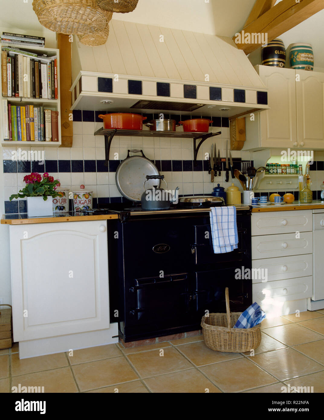Interiors kitchen aga traditional hi-res stock photography and images ...
