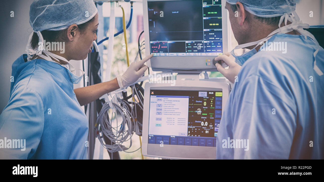 Doctor reading computer screen hi-res stock photography and images - Alamy