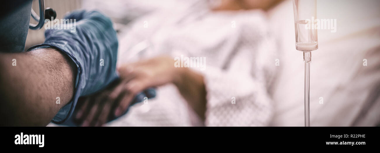 Nurse giving patient injection hi-res stock photography and images - Alamy