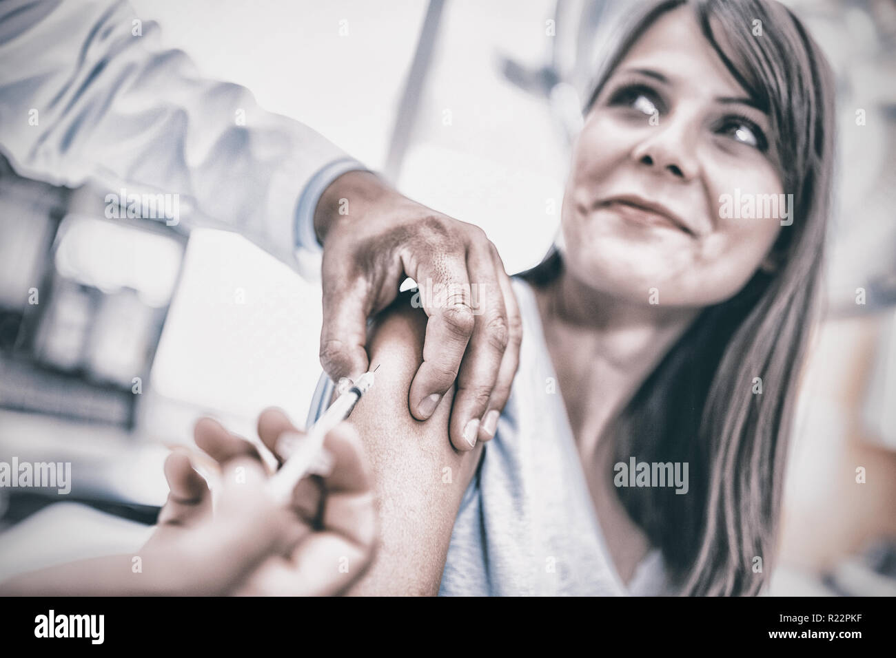 Doctor giving injection male patient hi-res stock photography and ...