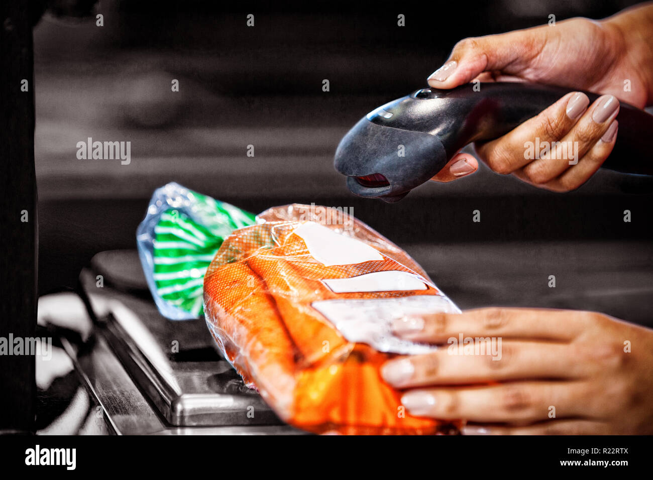 People billing counter hi-res stock photography and images - Alamy