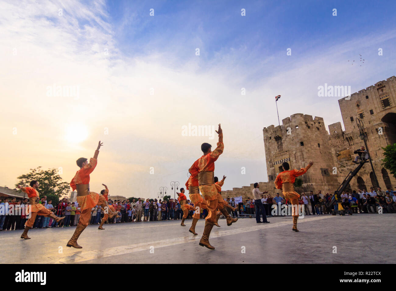 Men dancing syria hi-res stock photography and images - Alamy