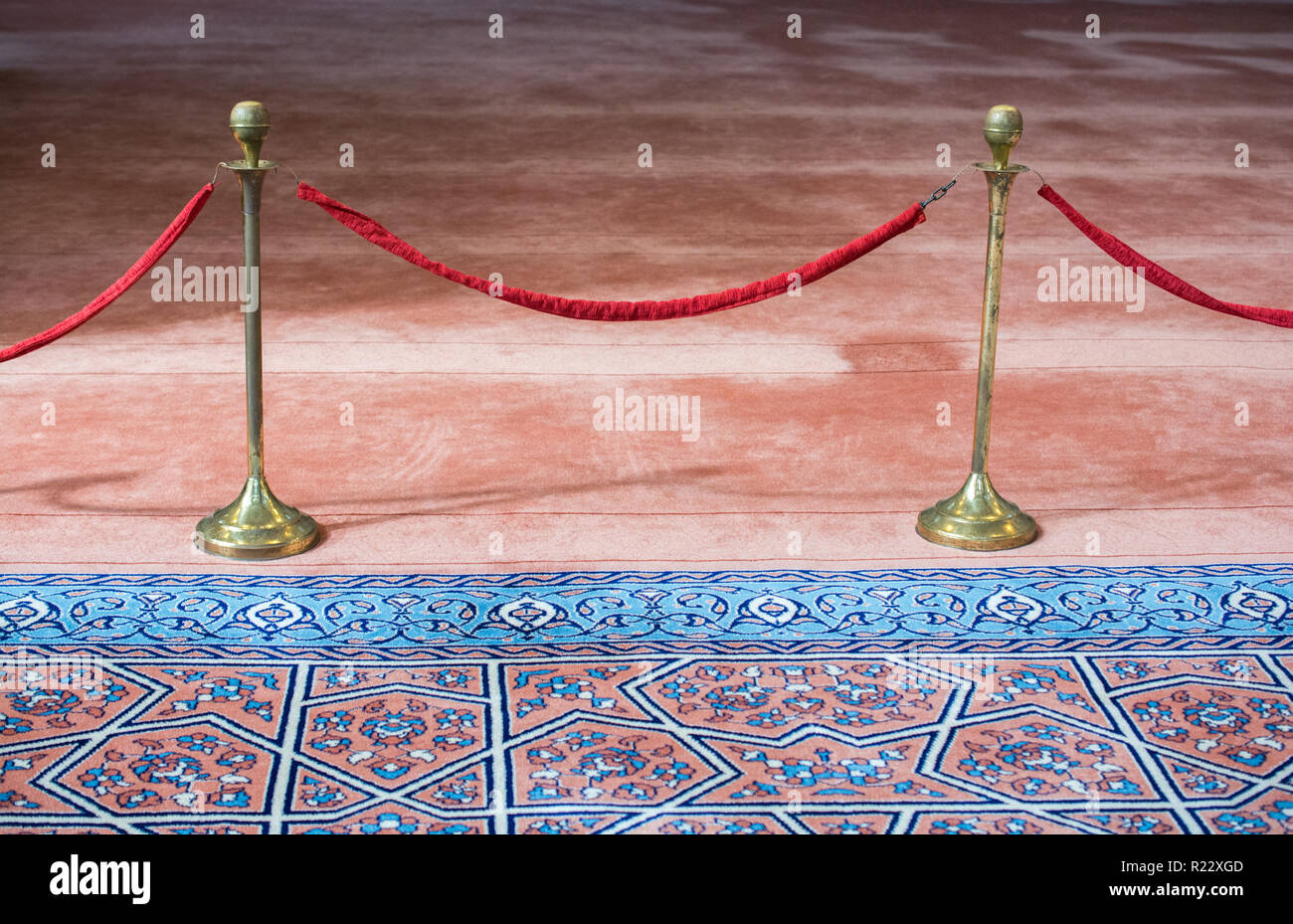 Museum red carpet barrier rope hi-res stock photography and images - Alamy