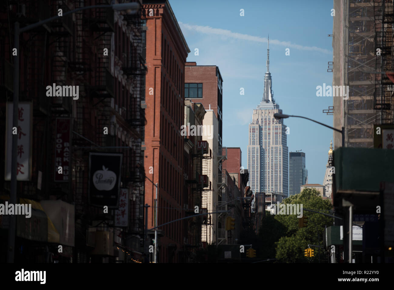 Empire state building street view hi-res stock photography and images ...
