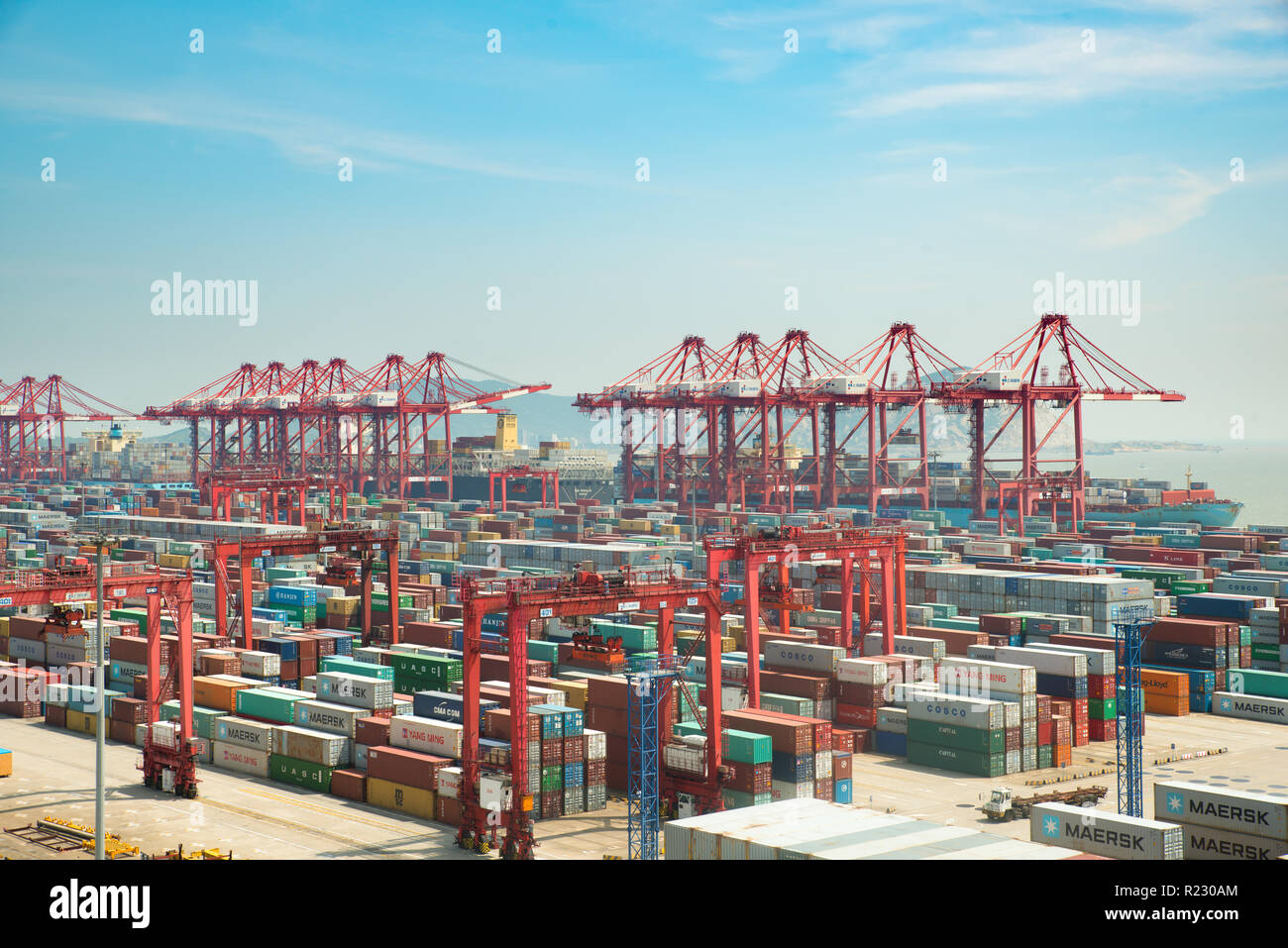 Port of shanghai hi-res stock photography and images - Alamy